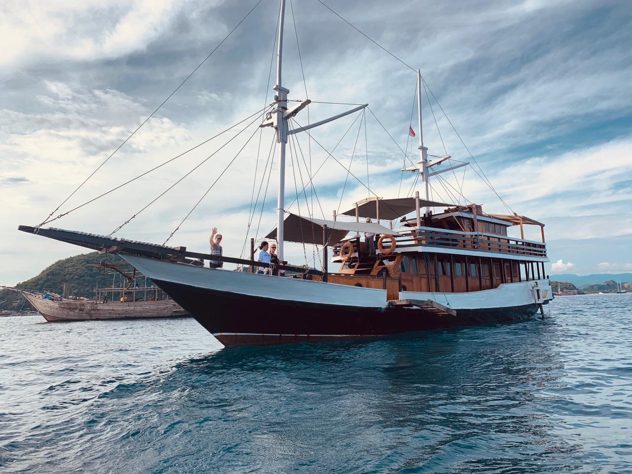 Latansa Local Boat | Indonesia Phinisi Cruises